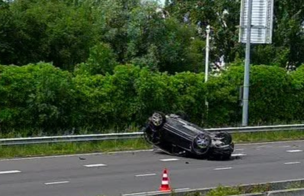 Auto op de kop midden op snelweg, twee rijstroken dicht | 112 Nieuws Nederland