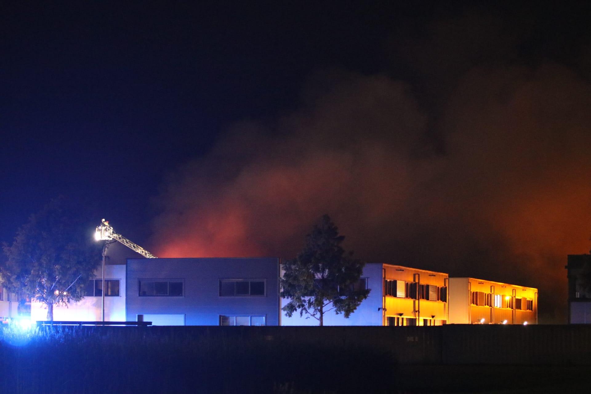Grote uitslaande brand in bedrijfspand, brandweer met veel materiaal uitgerukt | 112 Nieuws ...