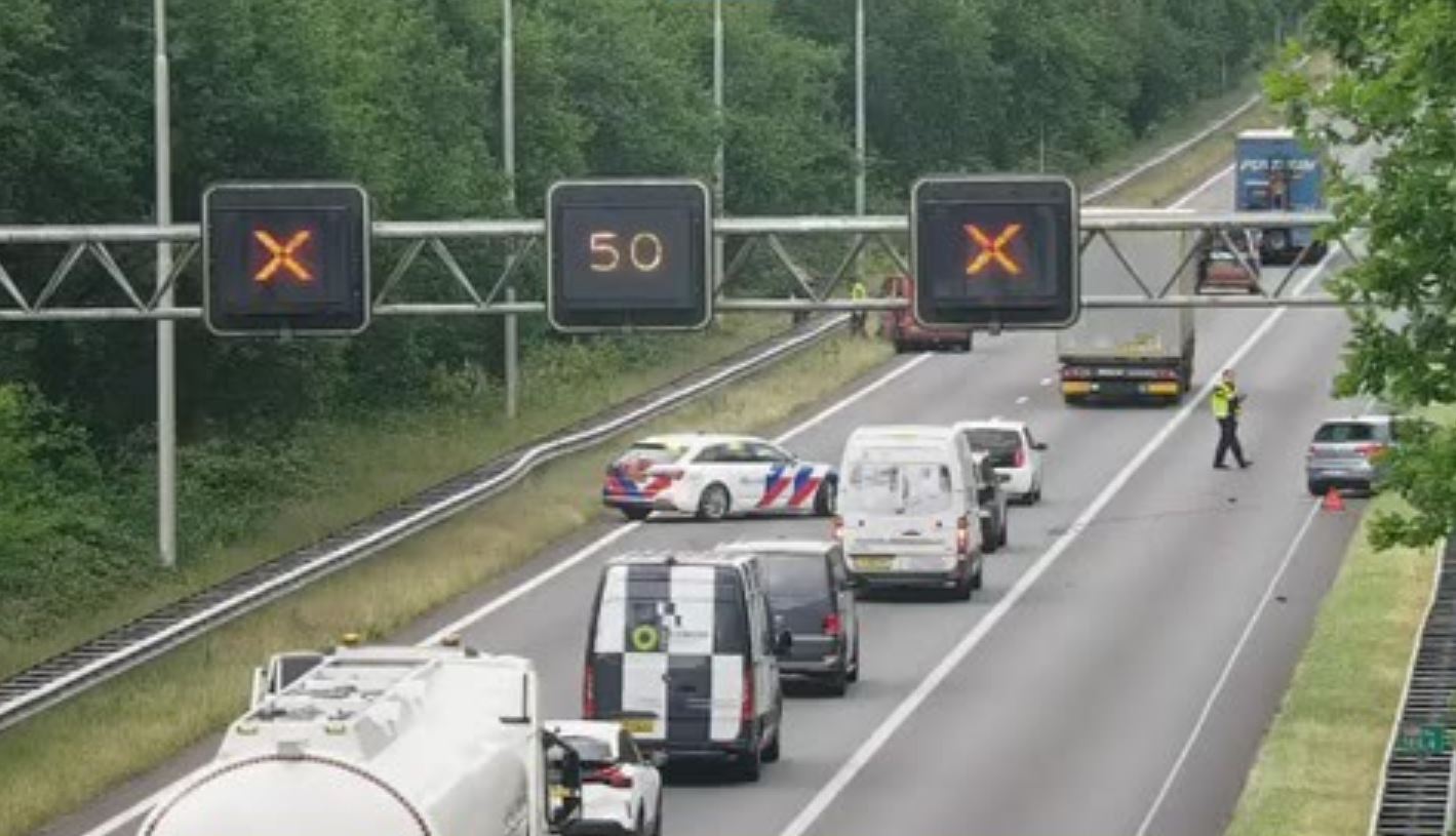 Ruim 45 minuten file en twee rijstroken dicht na ongeval | 112 Nieuws Nederland