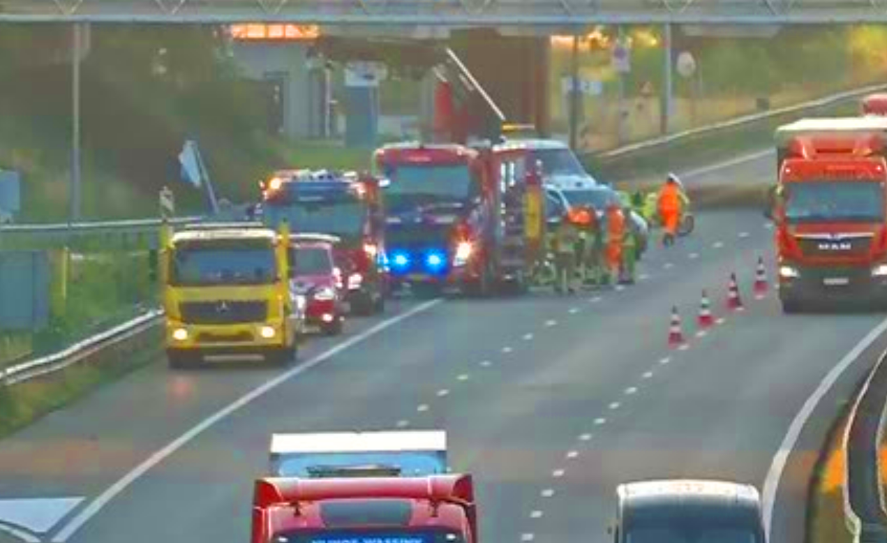 Auto belandt op zijkant op snelweg, meerdere hulpdiensten ter plaatse | 112 Nieuws Nederland