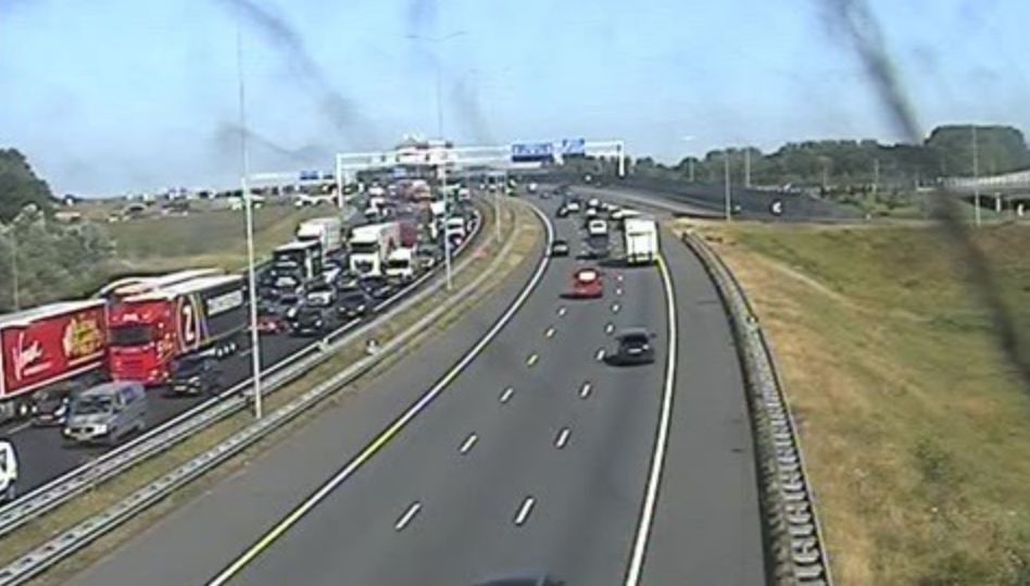 Meer dan een uur file en twee rijstroken dicht na ongeval op snelweg | 112 Nieuws Nederland