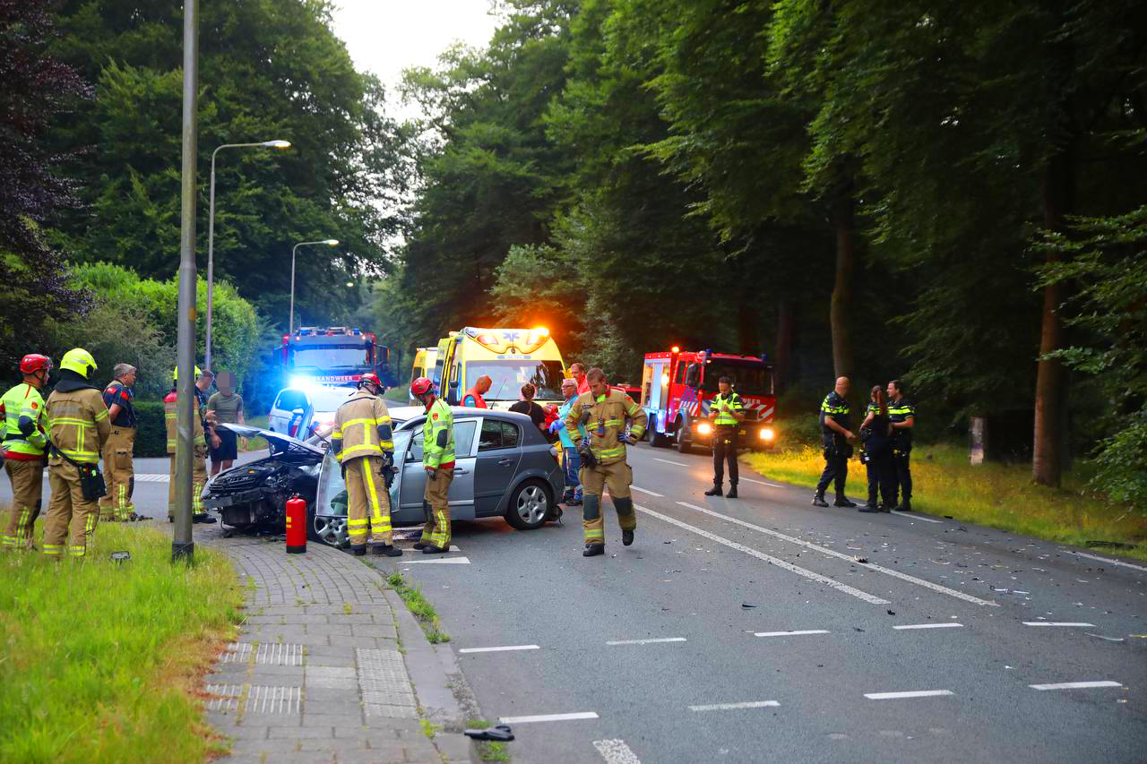 Zwaar ongeval met drie gewonden en grote ravage op de weg | 112 Nieuws Nederland
