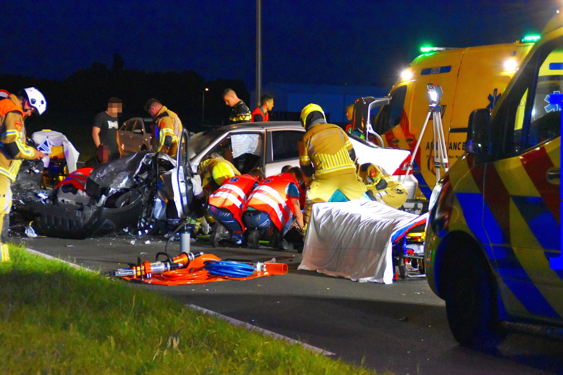 Twee zwaargewonden na ernstige frontale botsing tussen rouwauto en personenauto | 112 Nieuws ...