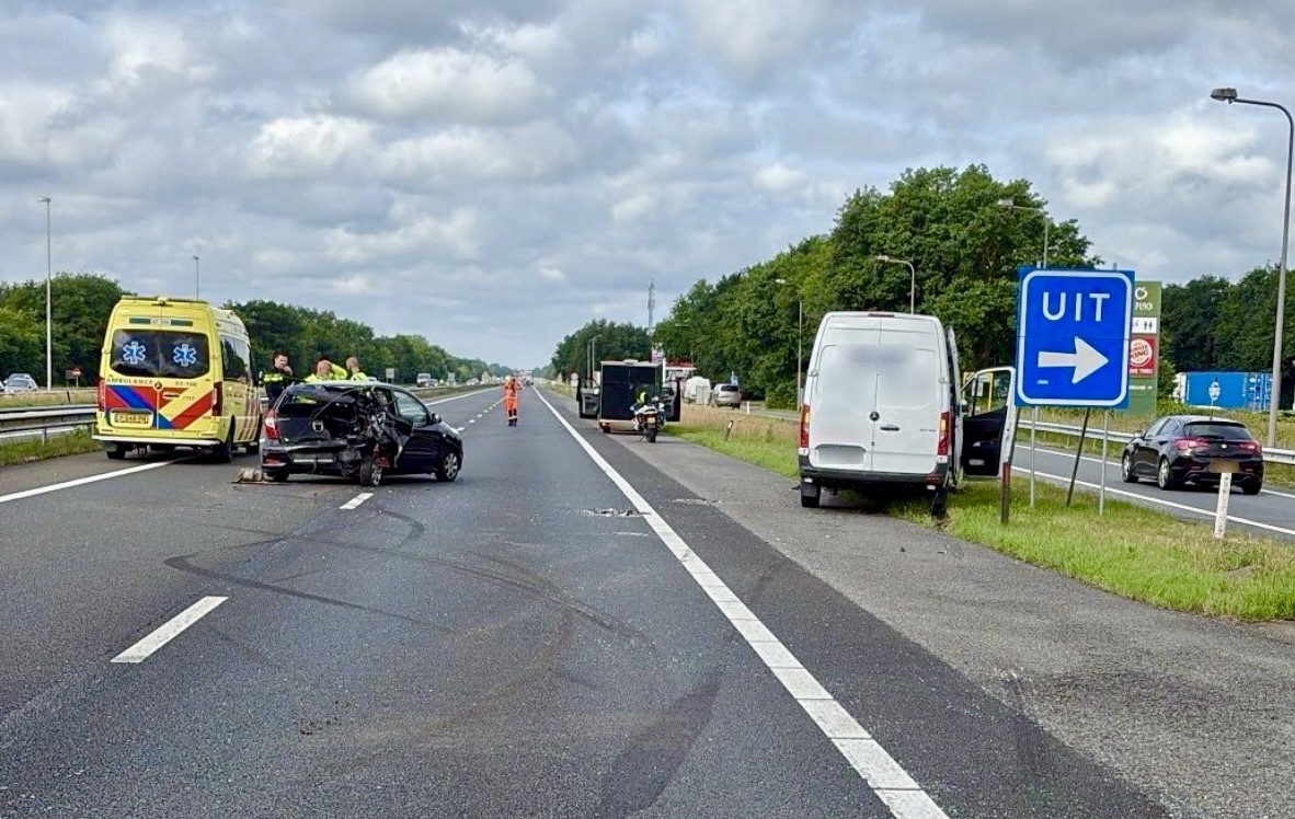 Snelweg dicht na ongeval met meerdere voertuigen | 112 Nieuws Nederland