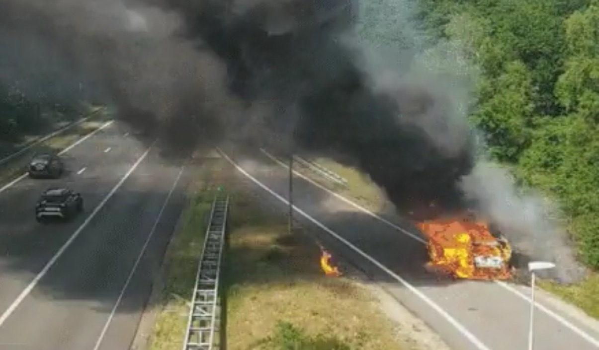 Auto volledig in brand op snelweg, vuur overgeslagen naar berm | 112 Nieuws Nederland