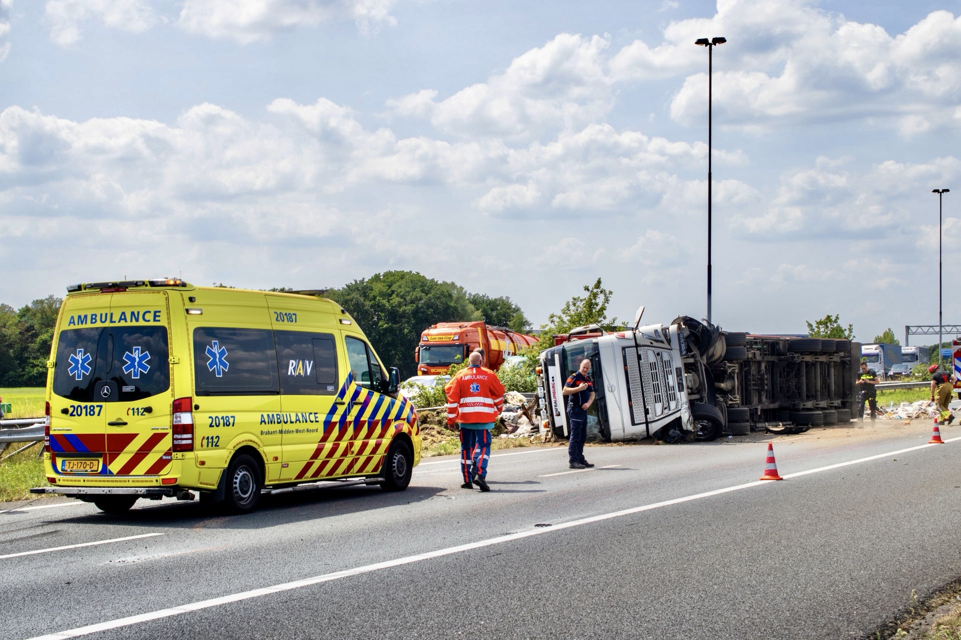 Snelweg volledig dicht vanwege gekantelde vrachtwagen vol afval, ruim 45 minuten file | 112 ...
