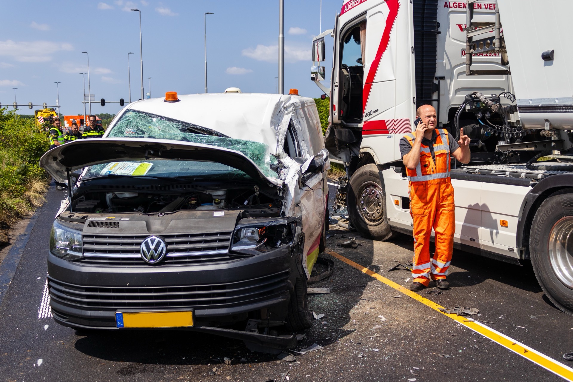 Zwaargewonde na ernstige frontale botsing tussen busje en vrachtwagen | 112 Nieuws Nederland