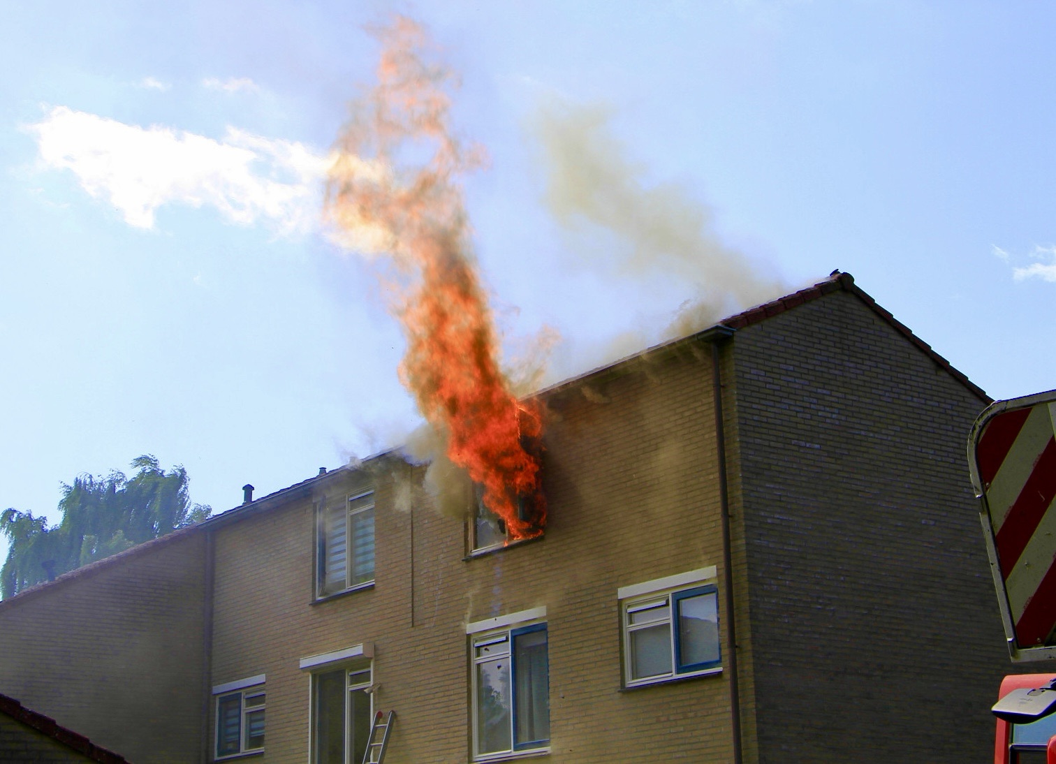 Grote uitslaande brand uitgebroken in woning | 112 Nieuws Nederland