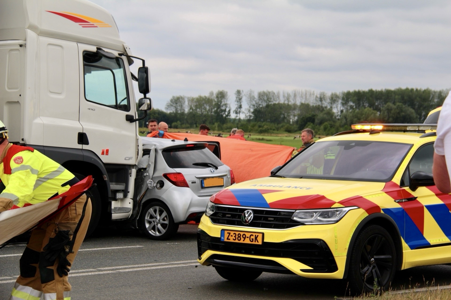 Dode na ernstig ongeval tussen auto en vrachtwagen, weg volledig dicht | 112 Nieuws Nederland