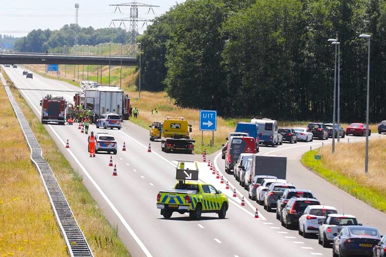 Snelweg volledig dicht na ongeval met meerdere vrachtwagens | 112 Nieuws Nederland
