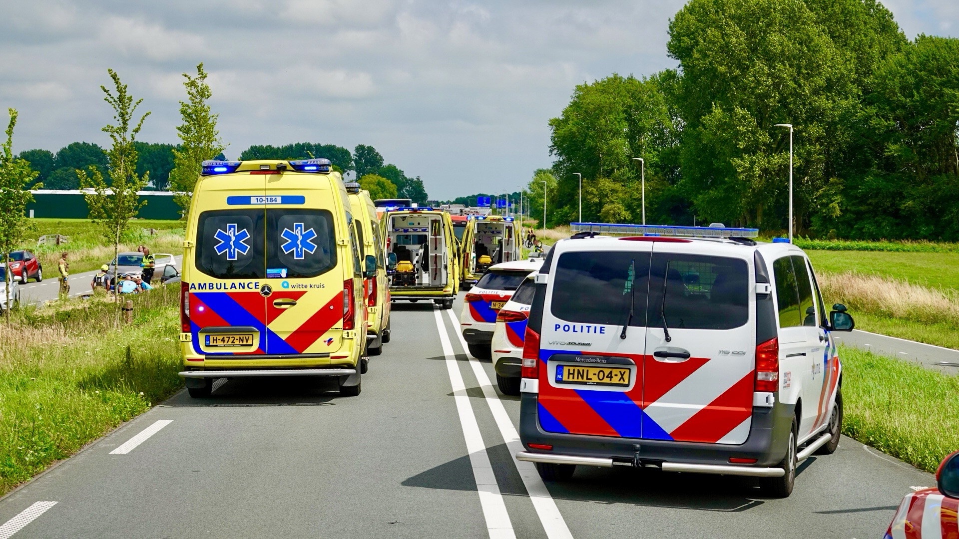 Twee doden na ernstig ongeval met meerdere voertuigen, weg volledig dicht | 112 Nieuws Nederland
