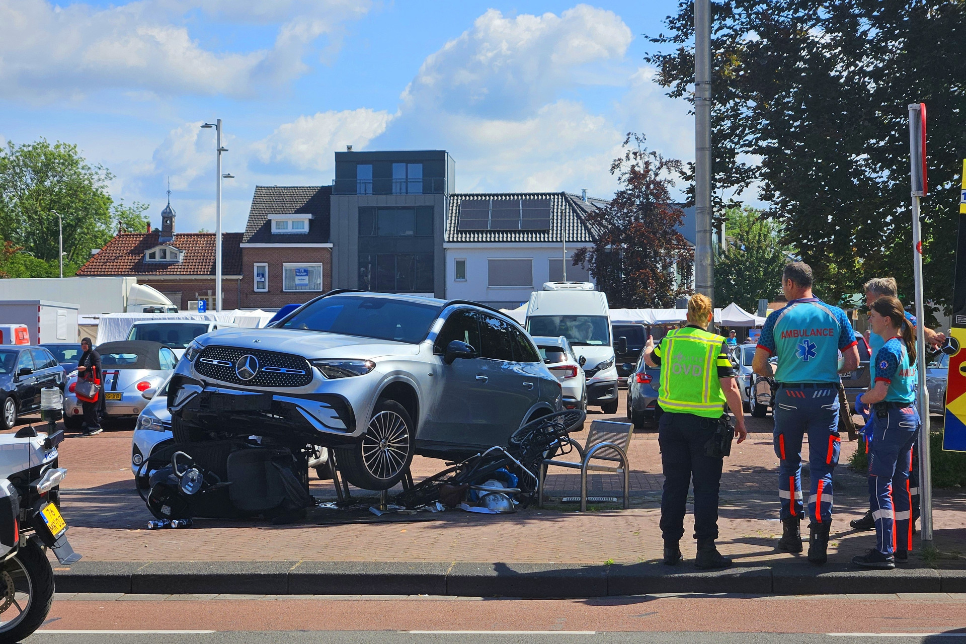 Auto crasht op straatbank en raakt persoon | 112 Nieuws Nederland