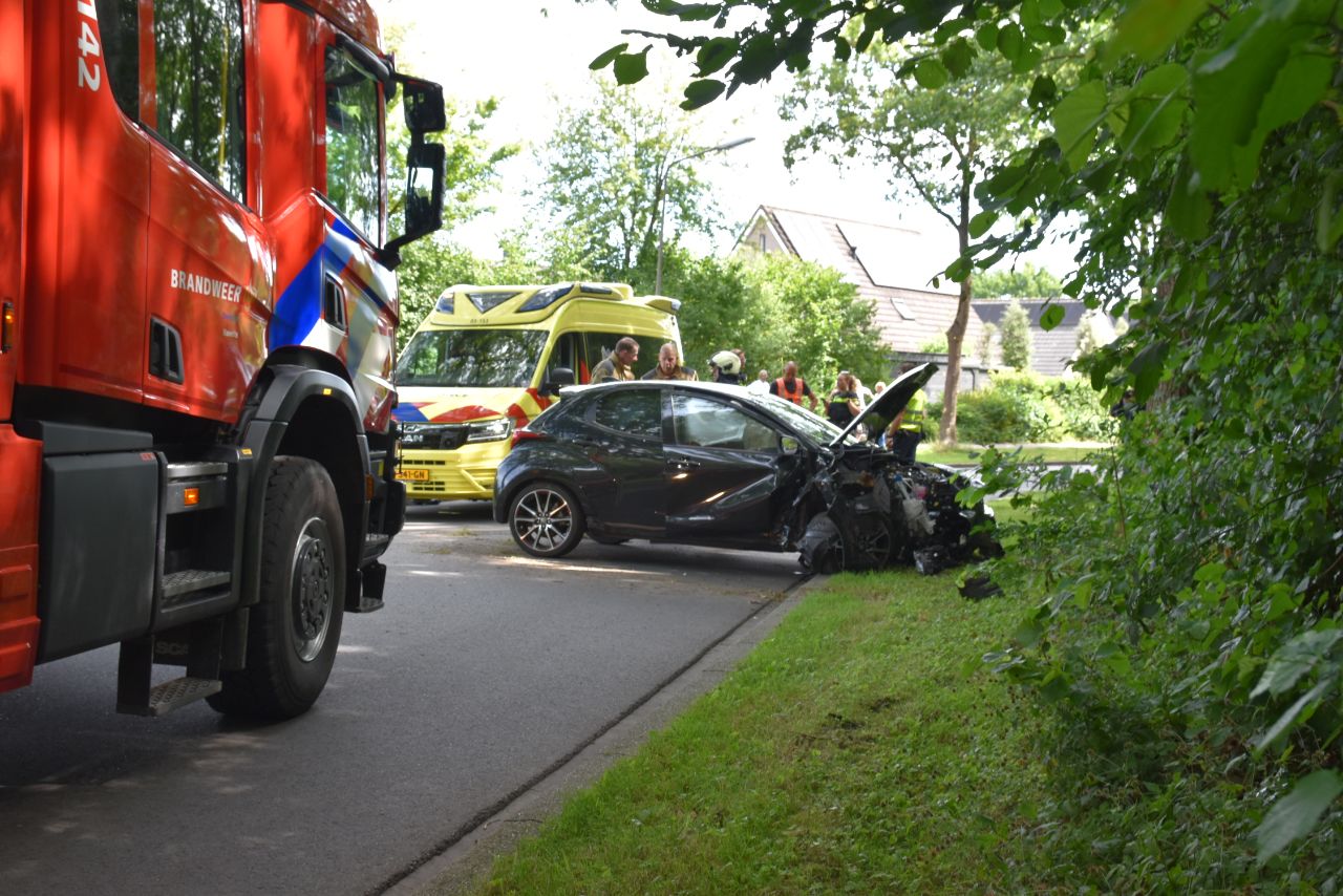 Oudere dame crasht hard met auto tegen boom | 112 Nieuws Nederland