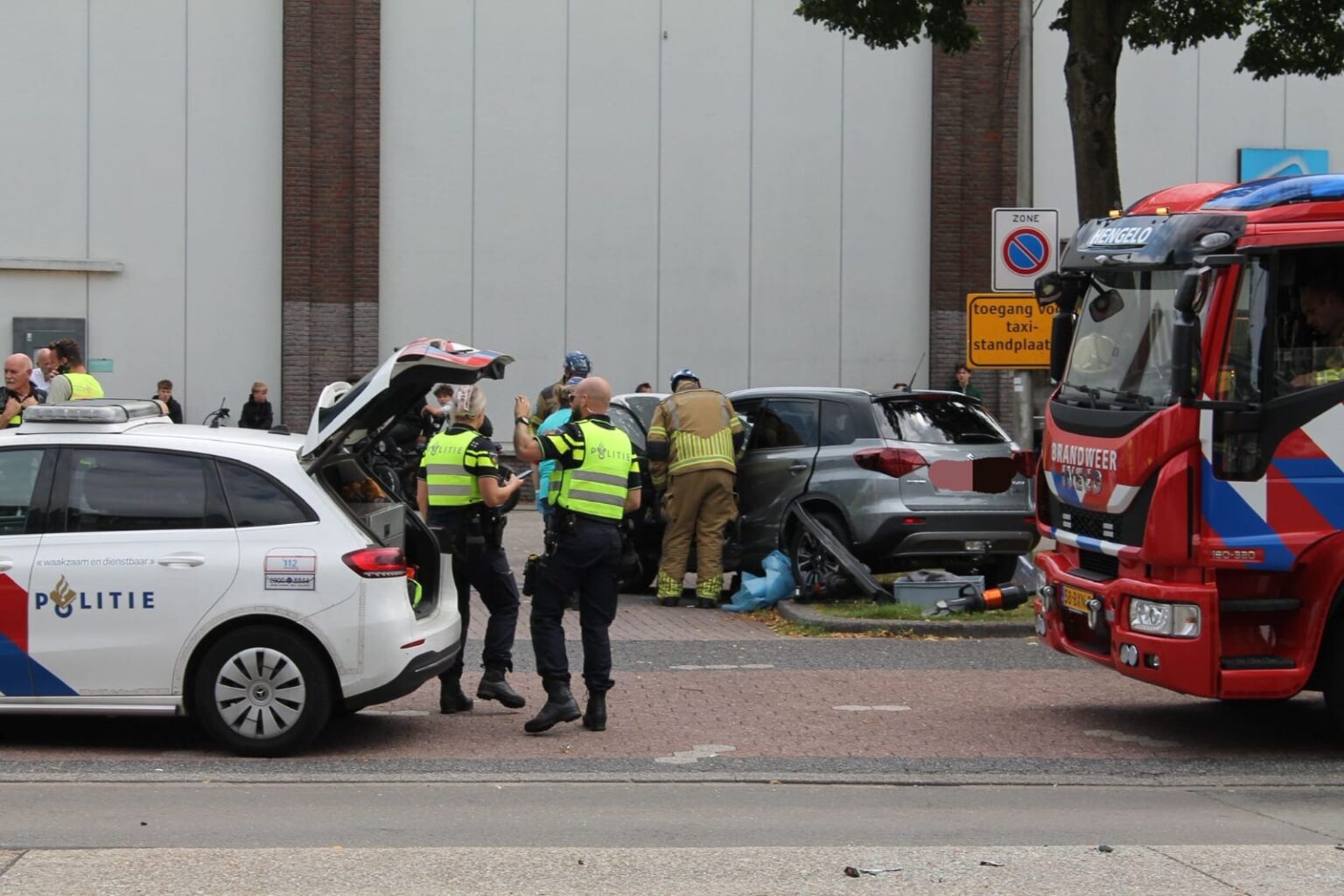 Ongeval tussen auto en bus, bestuurder bekneld | 112 Nieuws Nederland