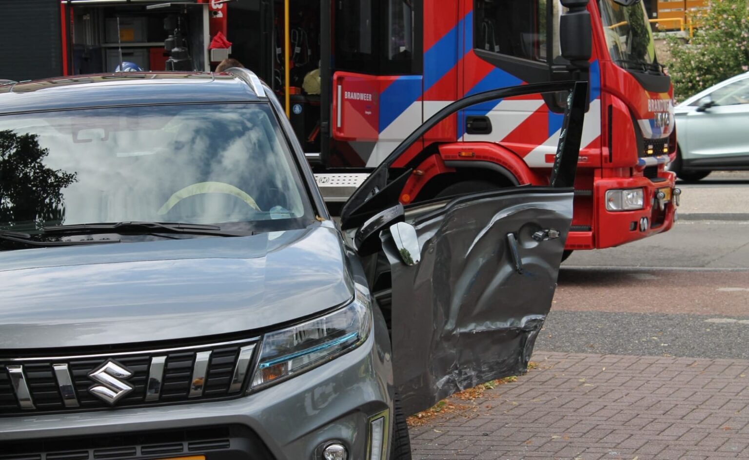 Ongeval tussen auto en bus, bestuurder bekneld | 112 Nieuws Nederland