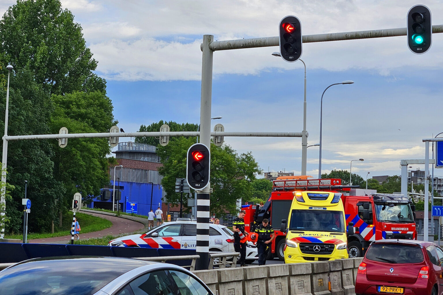 Flinke schade na crash tegen middengeleider | 112 Nieuws Nederland