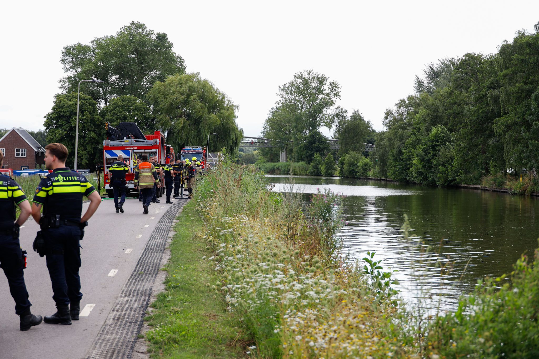 Overleden persoon gevonden in te water geraakte auto | 112 Nieuws Nederland