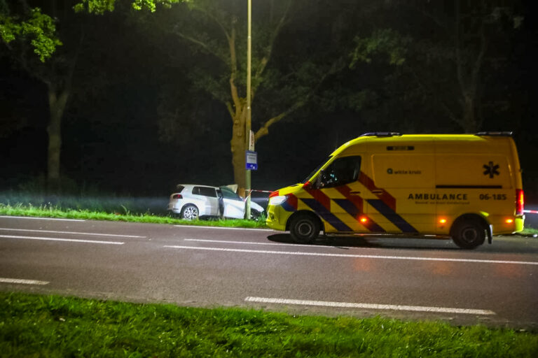 Dode na ernstig eenzijdig ongeval, auto botst hard tegen boom | 112 Nieuws Nederland