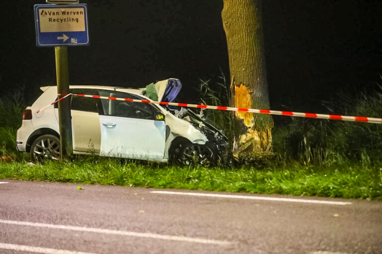 Dode na ernstig eenzijdig ongeval, auto botst hard tegen boom | 112 Nieuws Nederland