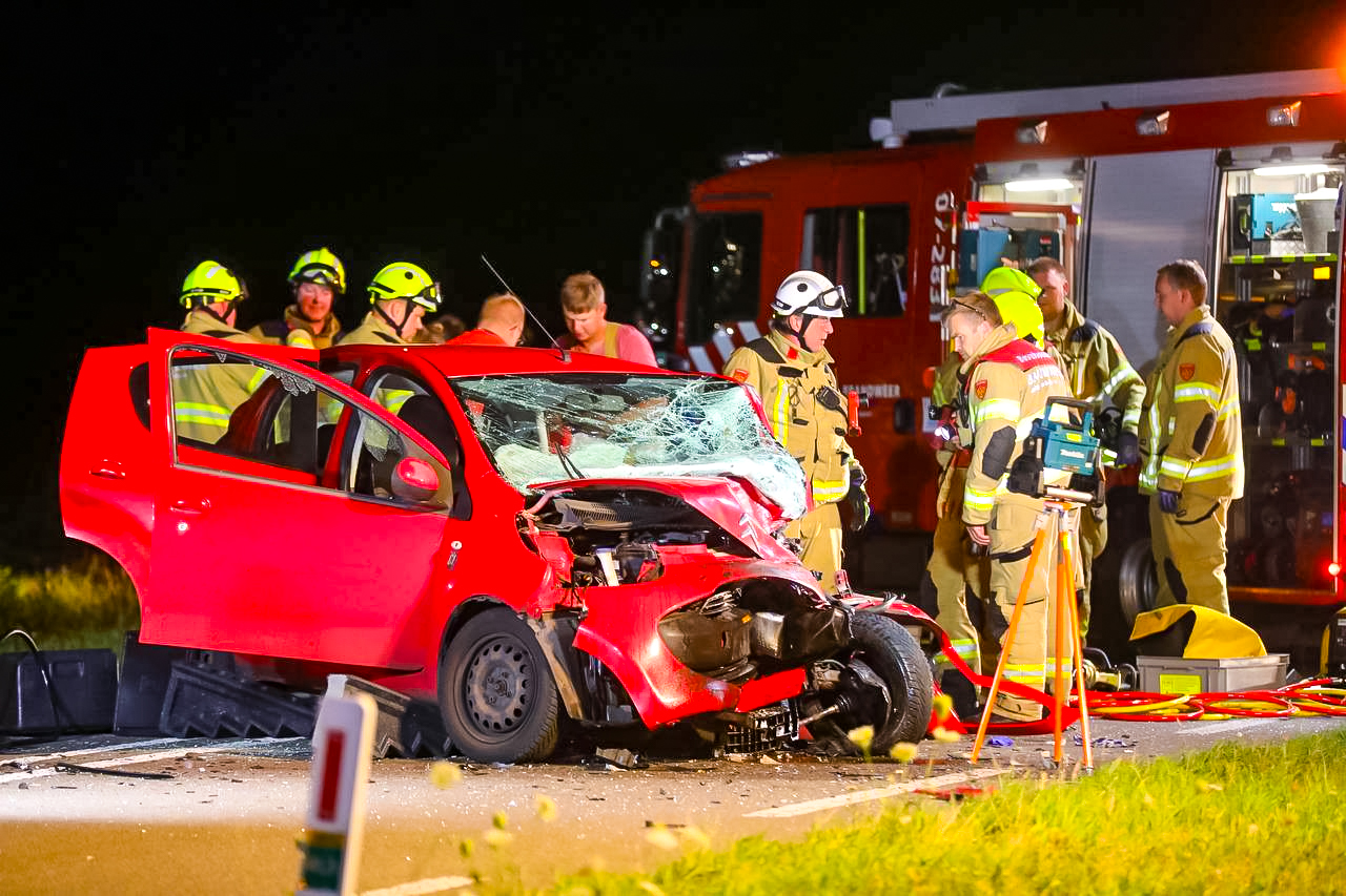 Meerdere zwaargewonden na ernstig frontaal ongeval tussen twee auto’s | 112 Nieuws Nederland