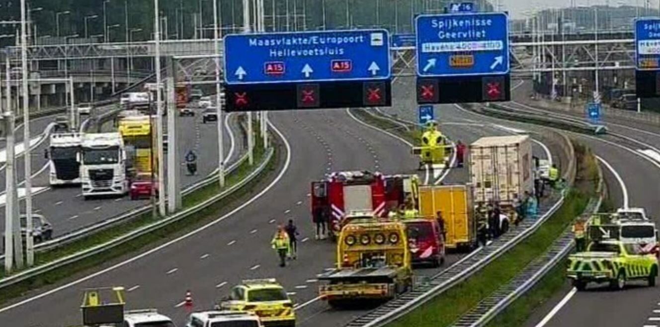 Motorrijder overleden na ongeval met vrachtwagen, snelweg dicht | 112 Nieuws Nederland