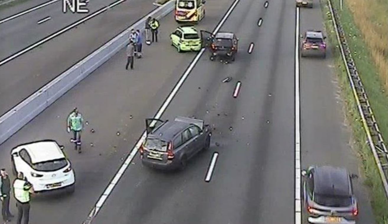 Veel schade na ongeval tussen vier voertuigen | 112 Nieuws Nederland