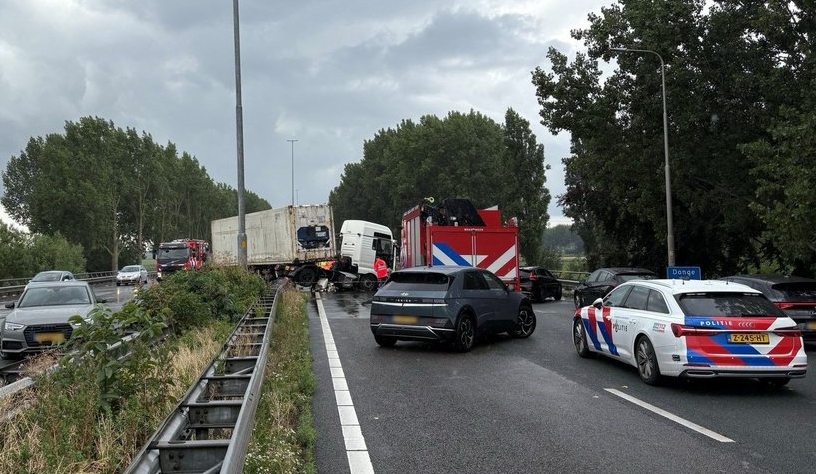 Ernstig ongeval met vrachtwagen, snelweg volledig dicht | 112 Nieuws Nederland