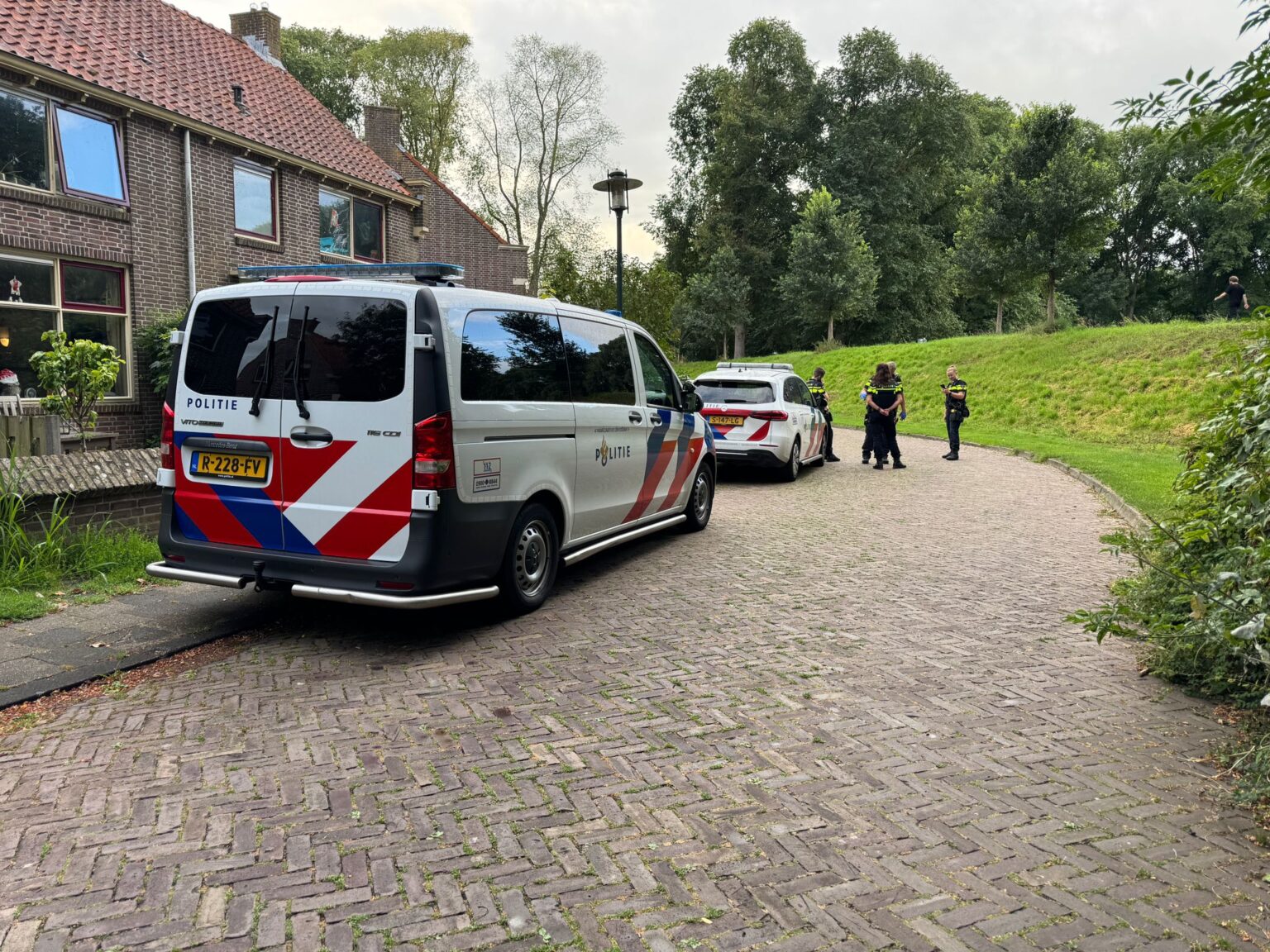 Overleden persoon aangetroffen in woning, politie doet onderzoek | 112 Nieuws Nederland