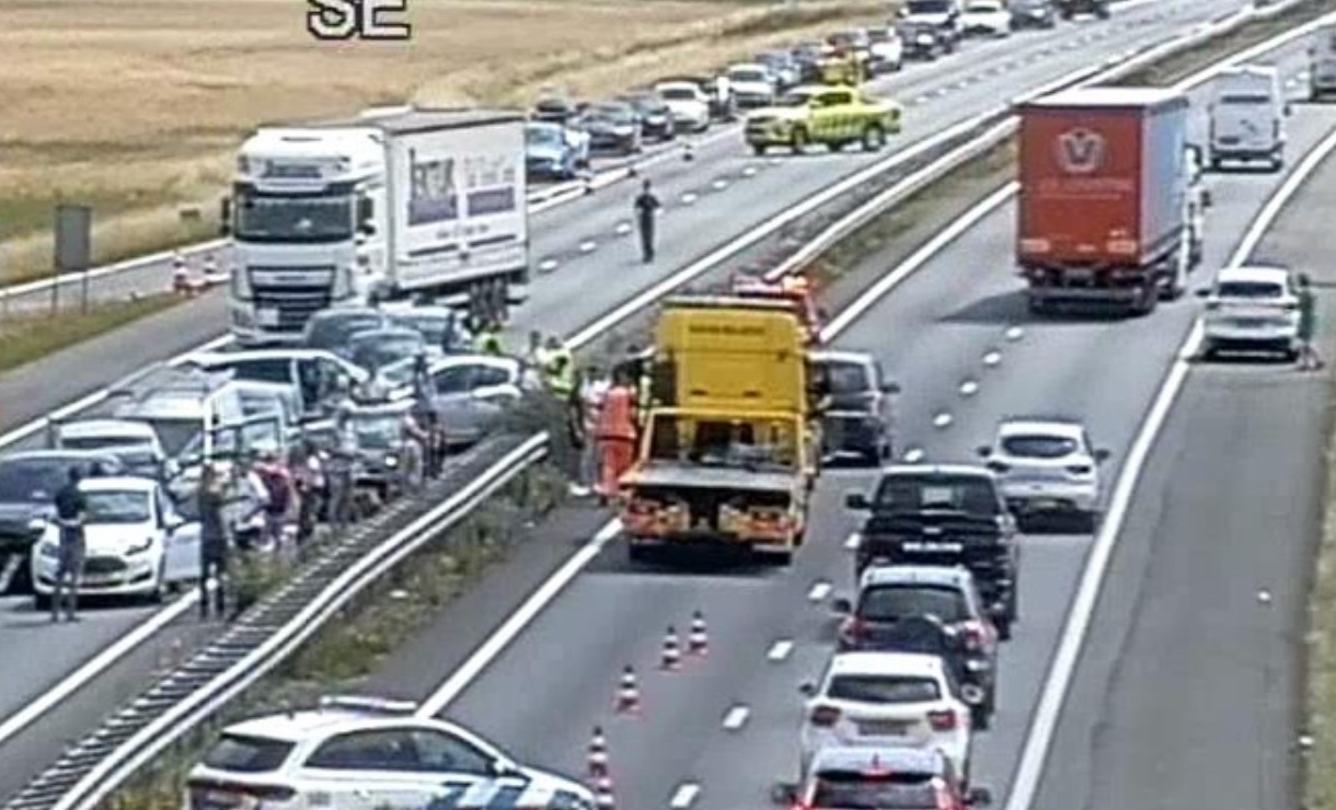 Flinke ravage na kettingbotsing met ruim acht voertuigen, snelweg dicht | 112 Nieuws Nederland
