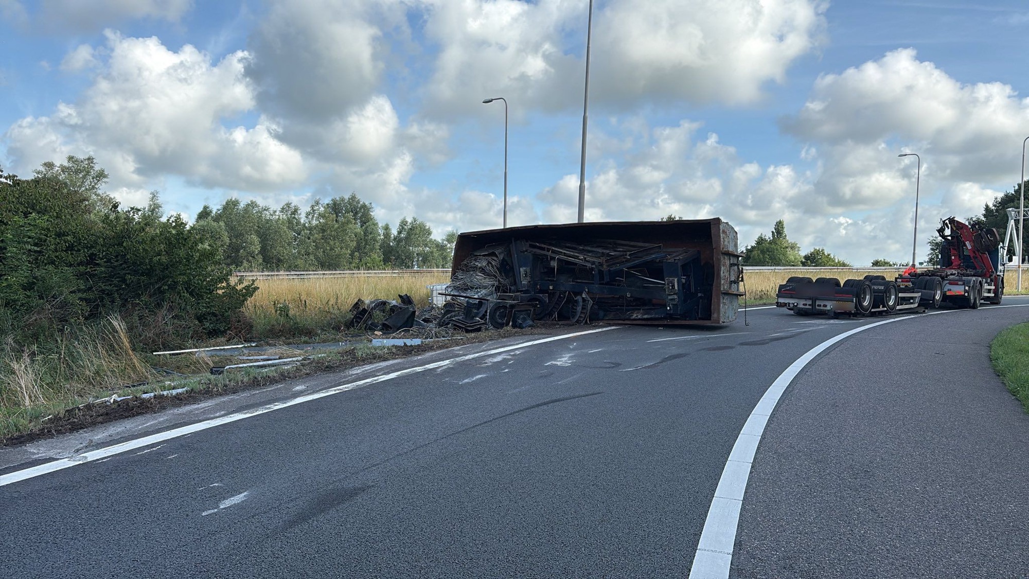 Container vol ijzer kantelt op snelweg, verbindingsweg dicht | 112 Nieuws Nederland