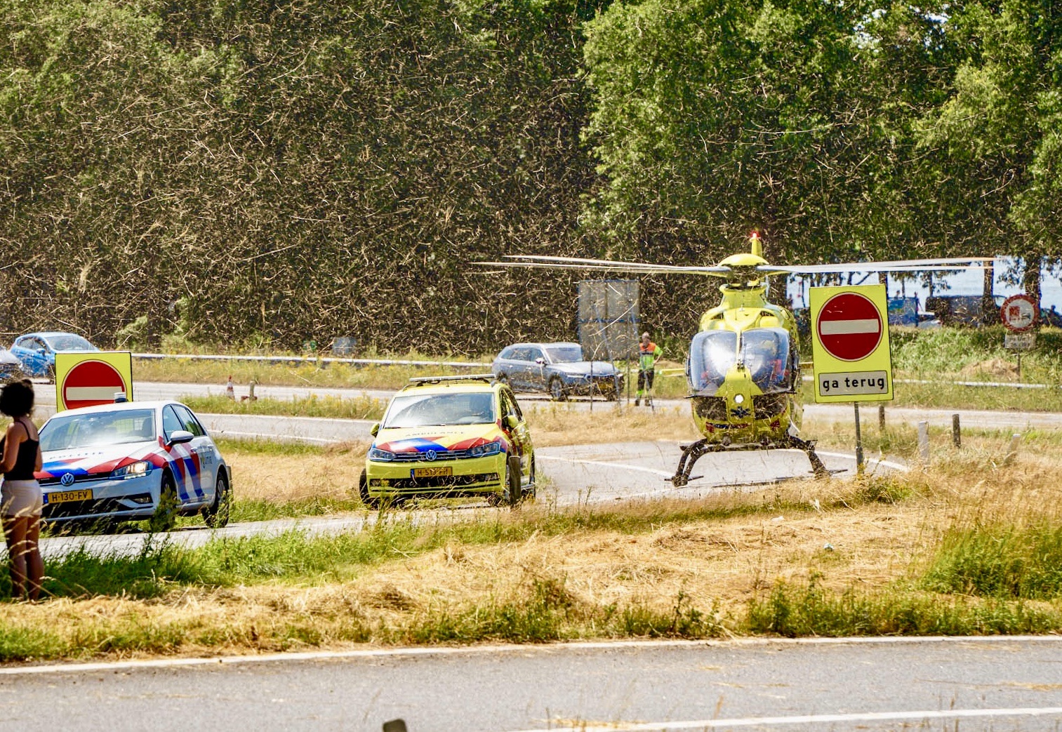 Traumahelikopter landt op afrit snelweg voor gevallen motorrijder | 112 Nieuws Nederland