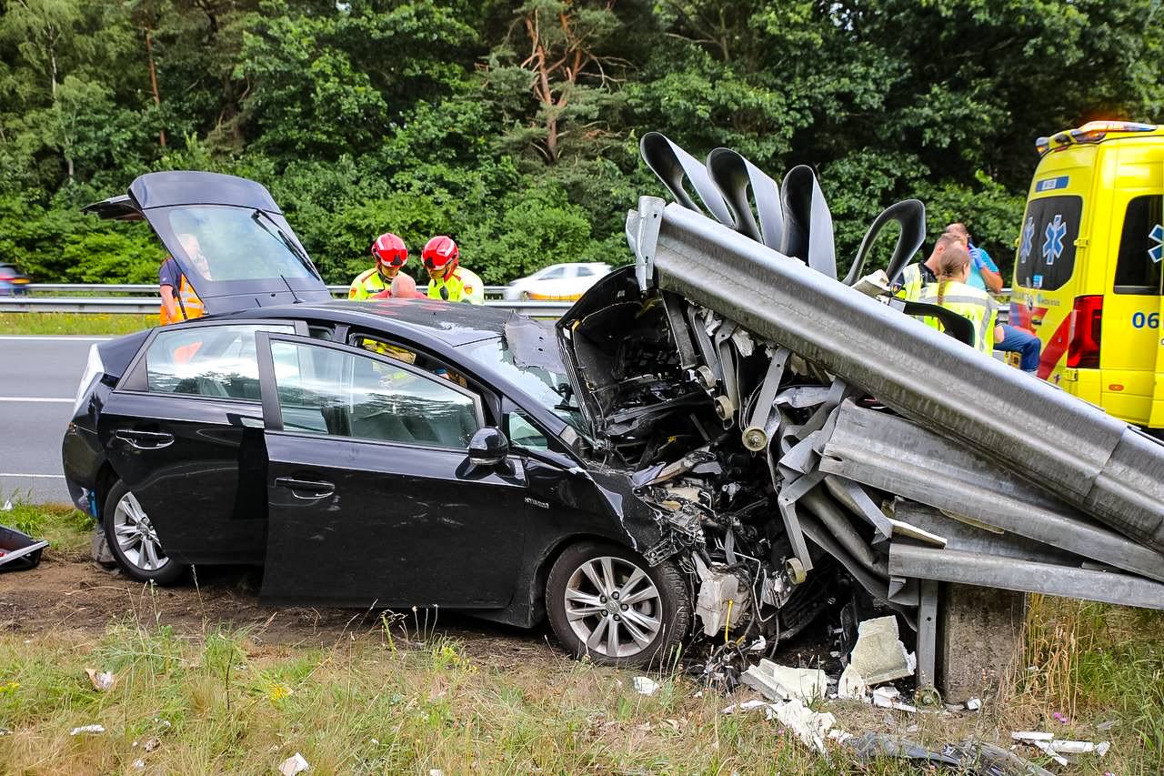Ernstig ongeval op snelweg, automobilist botst hard tegen vangrail | 112 Nieuws Nederland