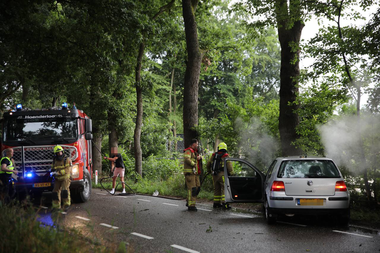 Zwaargewonde na harde botsing tegen boom | 112 Nieuws Nederland