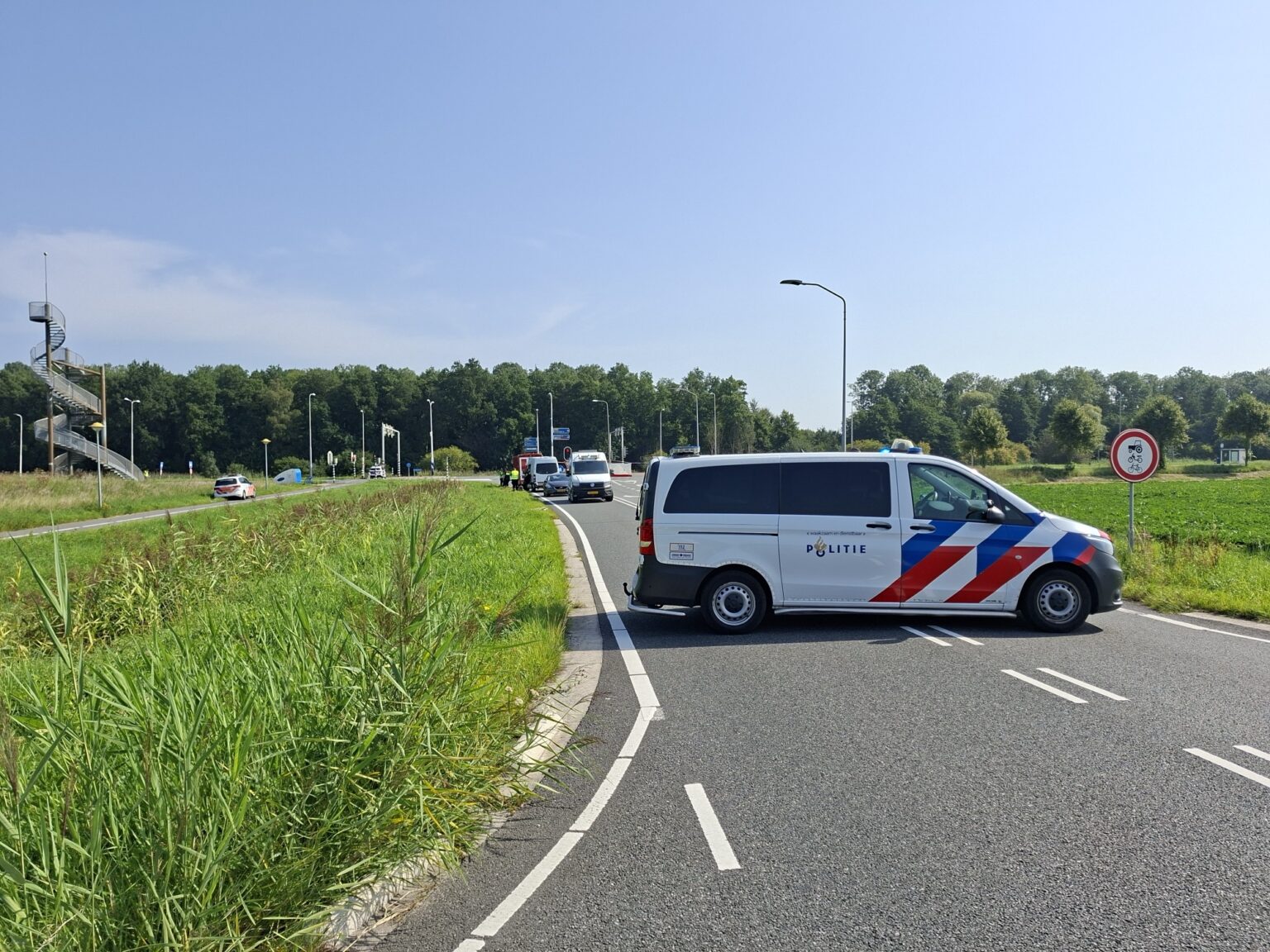 Motorrijder overleden na ernstig ongeval met auto, weg volledig dicht | 112 Nieuws Nederland