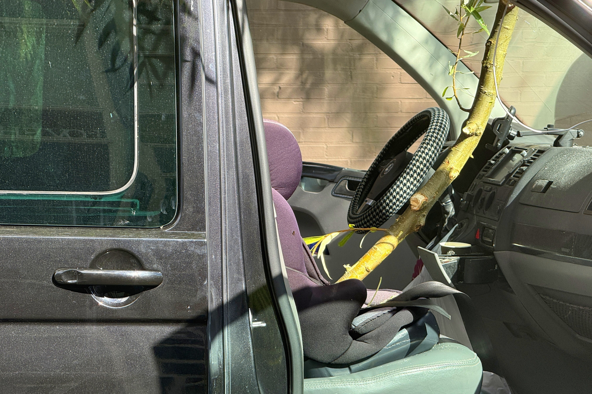 Tak doorboort voorruit van busje en belandt op kinderzitje waar kind ...