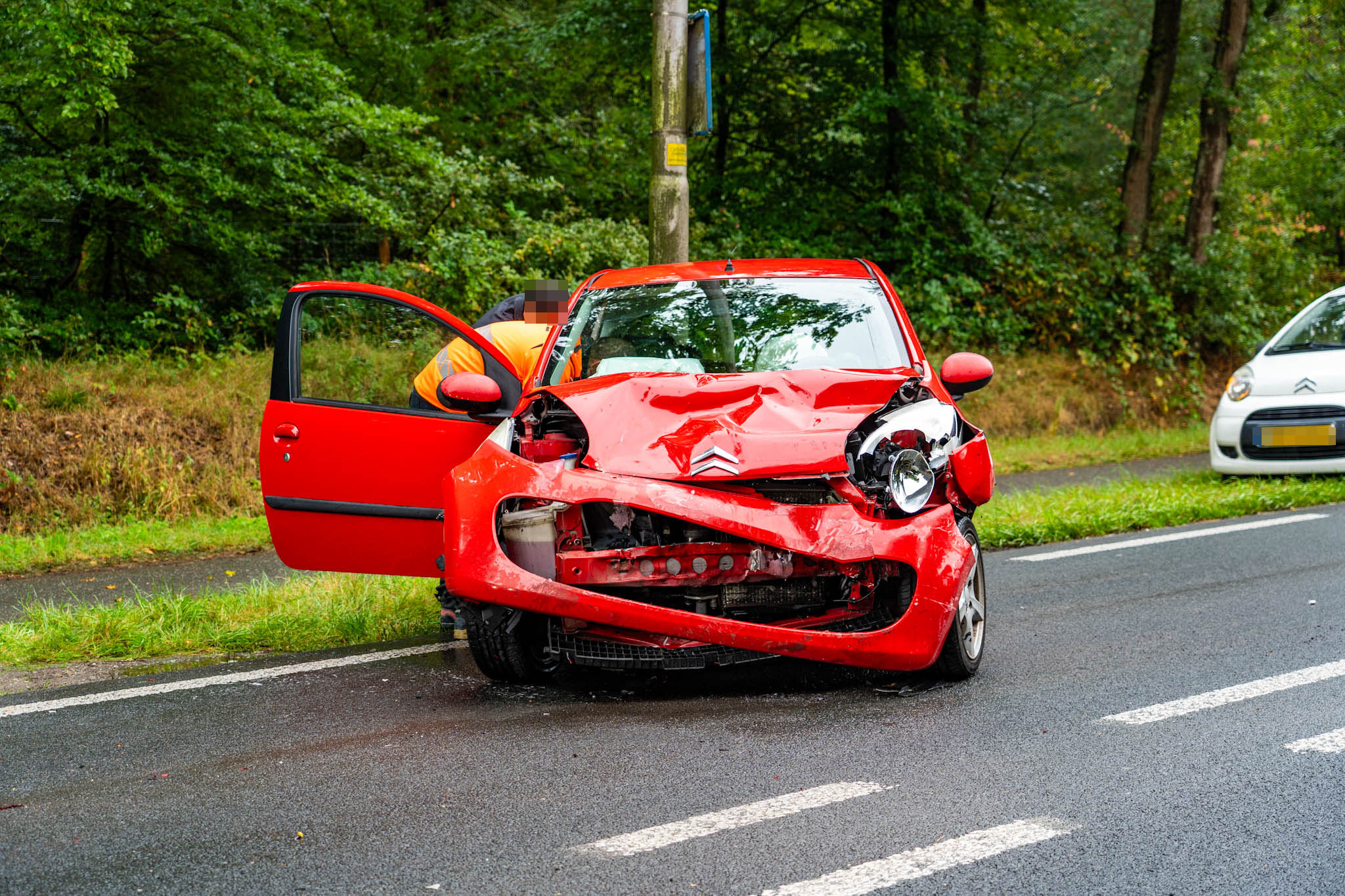 Twee auto’s botsen op kruising, bestuurder naar ziekenhuis | 112 Nieuws Nederland