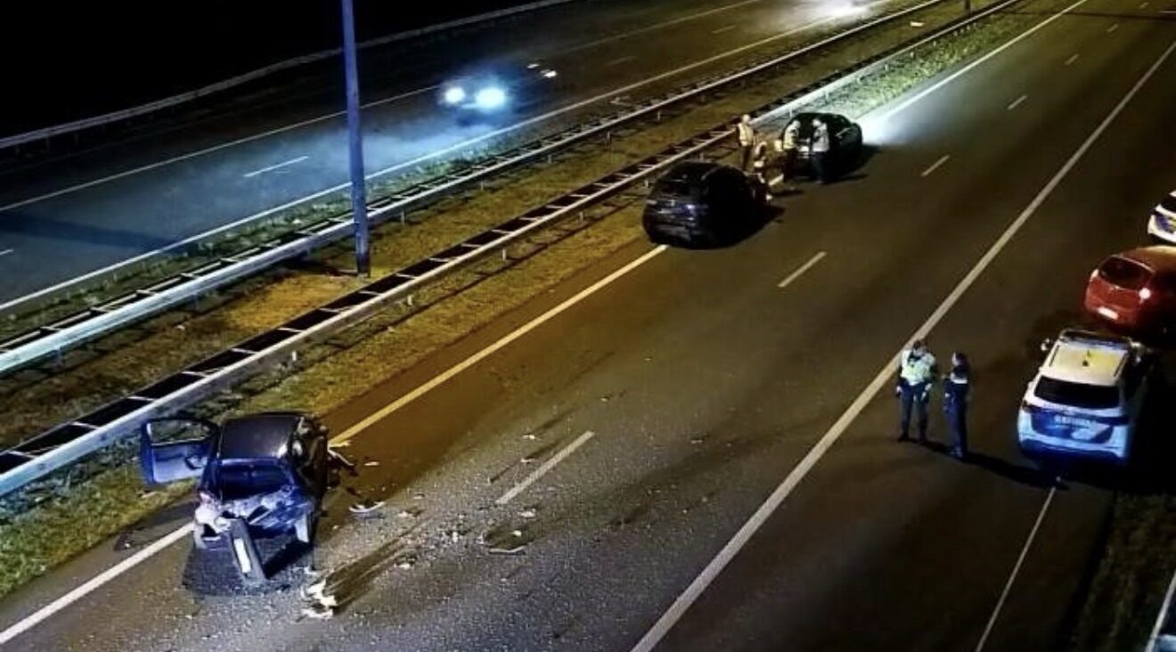 Snelweg dicht na fors ongeval met veel schade | 112 Nieuws Nederland