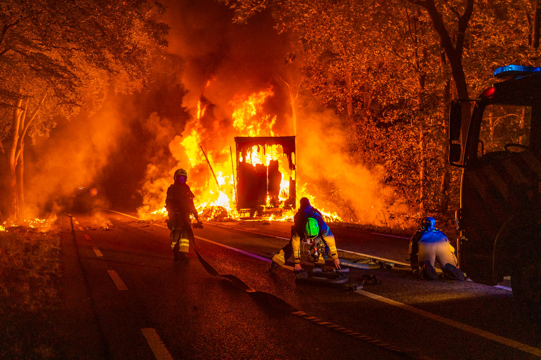 Enorme vuurzee verwoest oplegger van vrachtwagen | 112 Nieuws Nederland
