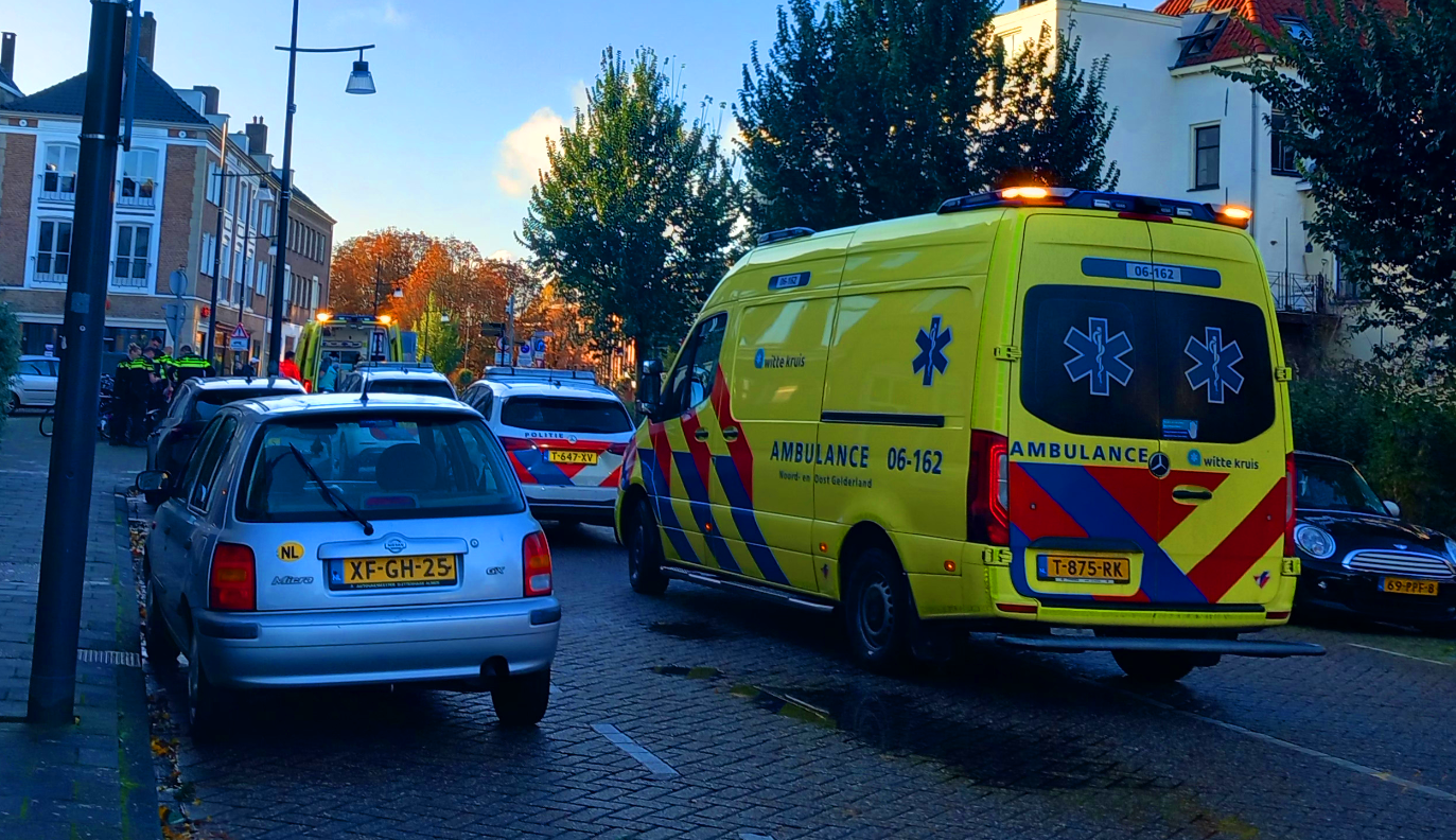 Vrouw bewusteloos en bloedend op straat aangetroffen, traumahelikopter ...