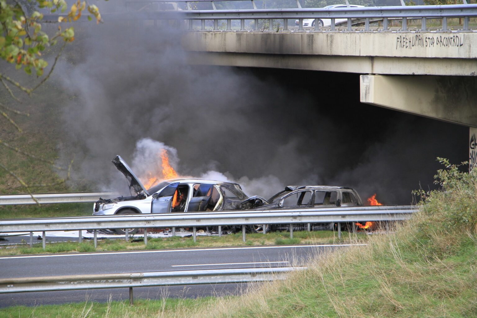 Zwaar ongeval met vijf voertuigen op snelweg, meerdere auto’s in brand ...