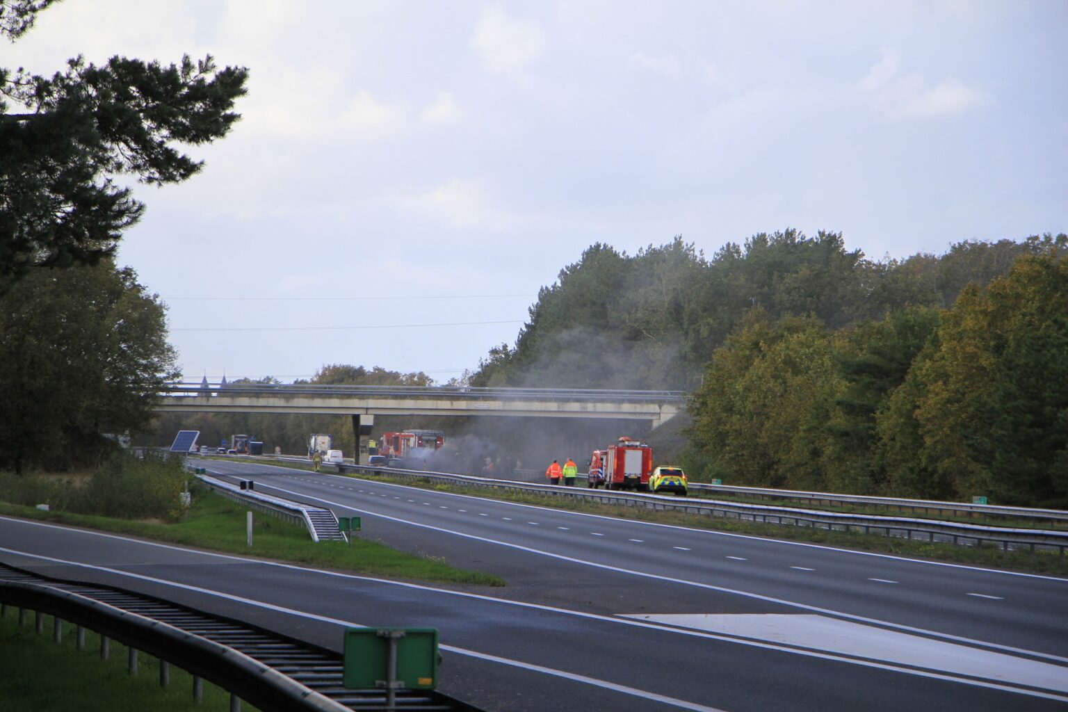 Zwaar ongeval met vijf voertuigen op snelweg, meerdere auto’s in brand ...