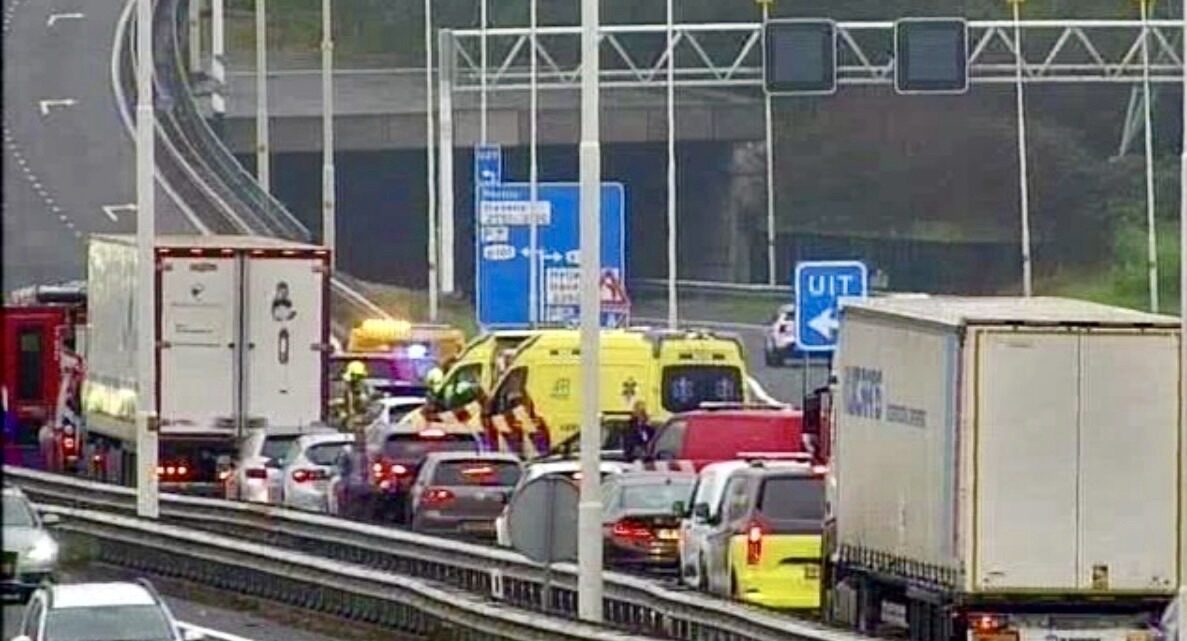 Snelweg dicht na ernstig ongeval met meerdere voertuigen | 112 Nieuws Nederland