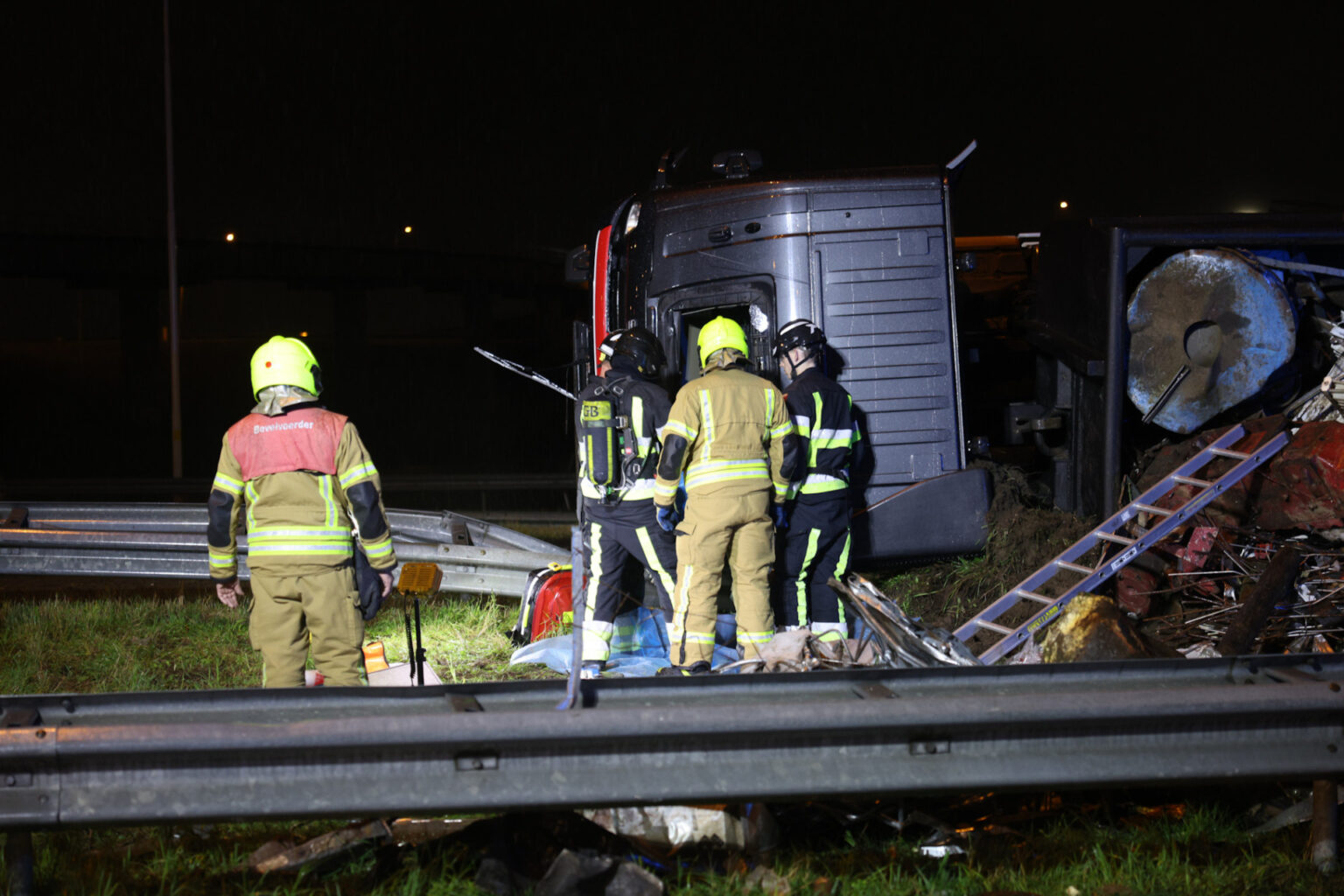 Snelweg dicht en 70 minuten file na ernstig ongeval; vrachtwagen vol ...