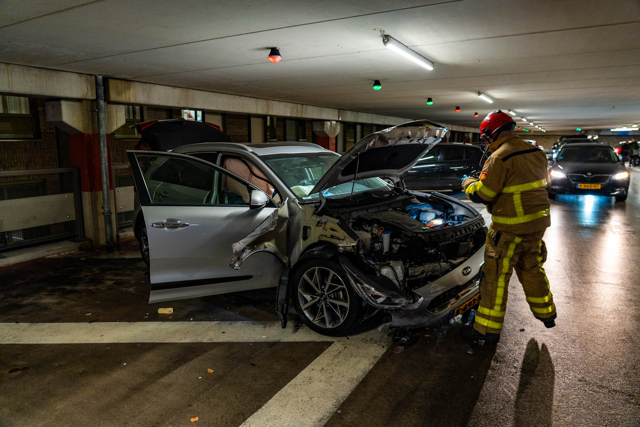 Enorme ravage in parkeergarage ziekenhuis, bestuurder ramt andere auto ...