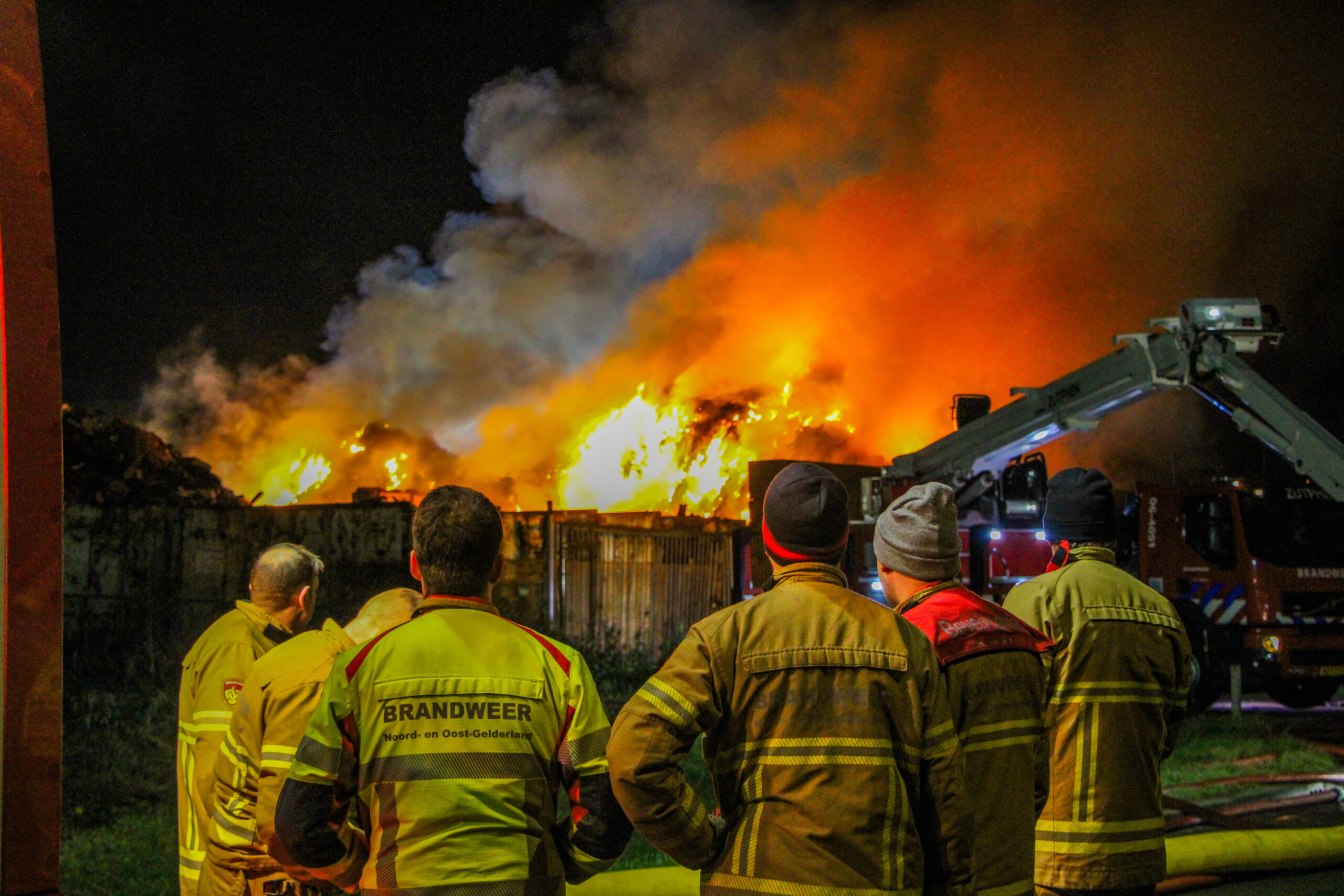 Brandweer nog tot zeker donderdagochtend bezig met blussen grote brand ...