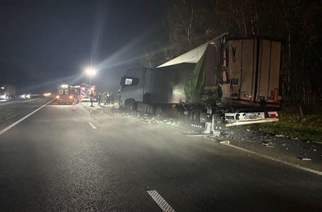 Snelweg dicht na zwaar ongeval met twee vrachtwagens | 112 Nieuws Nederland
