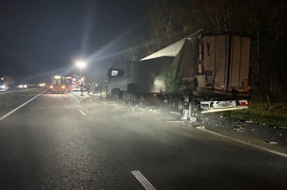 Snelweg dicht na zwaar ongeval met twee vrachtwagens | 112 Nieuws Nederland