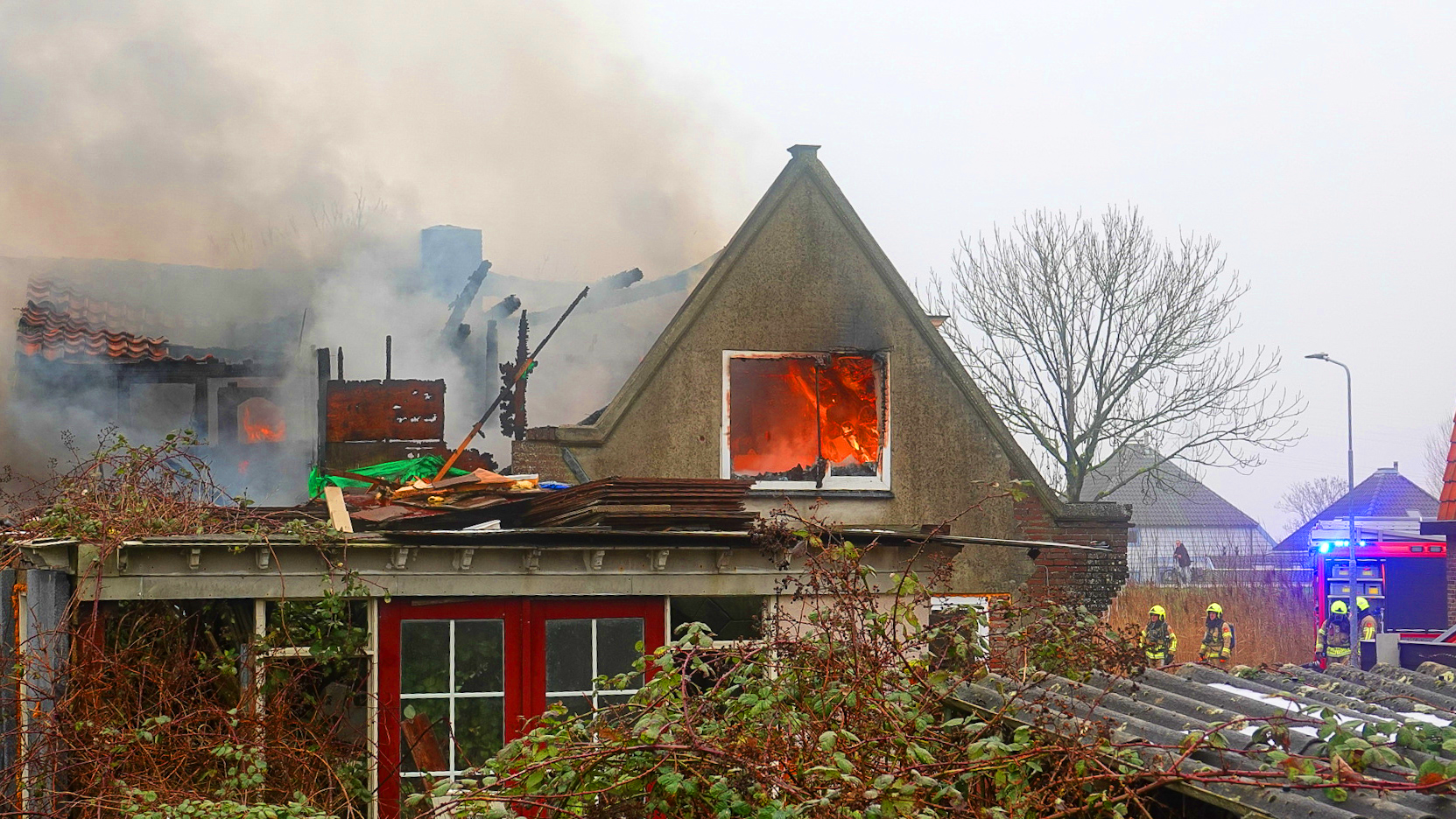Grote uitslaande brand in woning, NL-Alert verzonden | 112 Nieuws Nederland