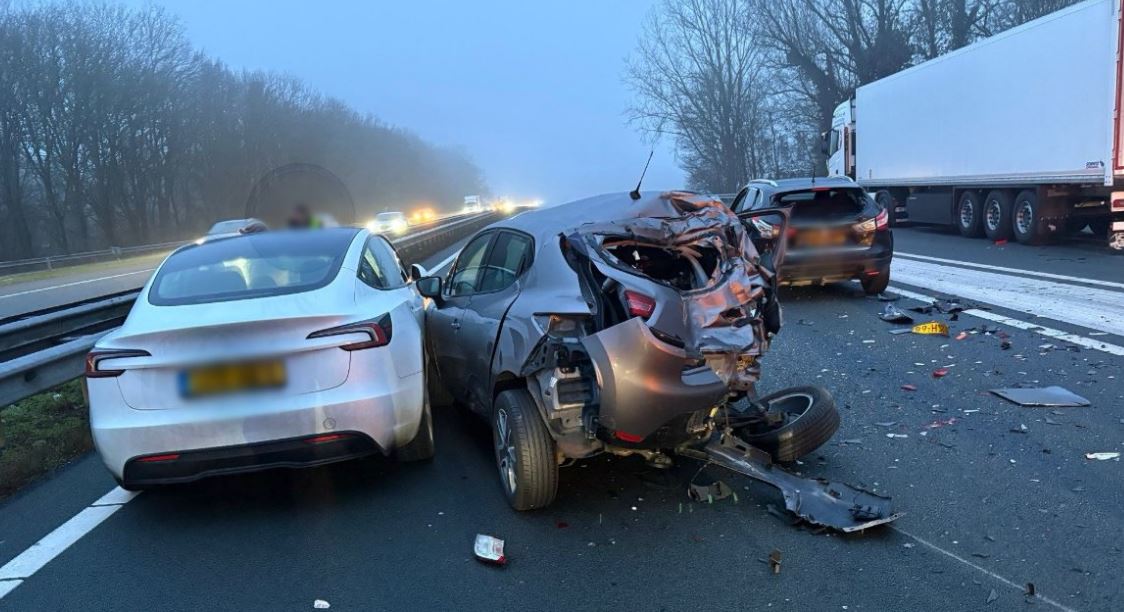 Ruim 45 minuten file na zwaar ongeval met meerdere auto’s | 112 Nieuws ...