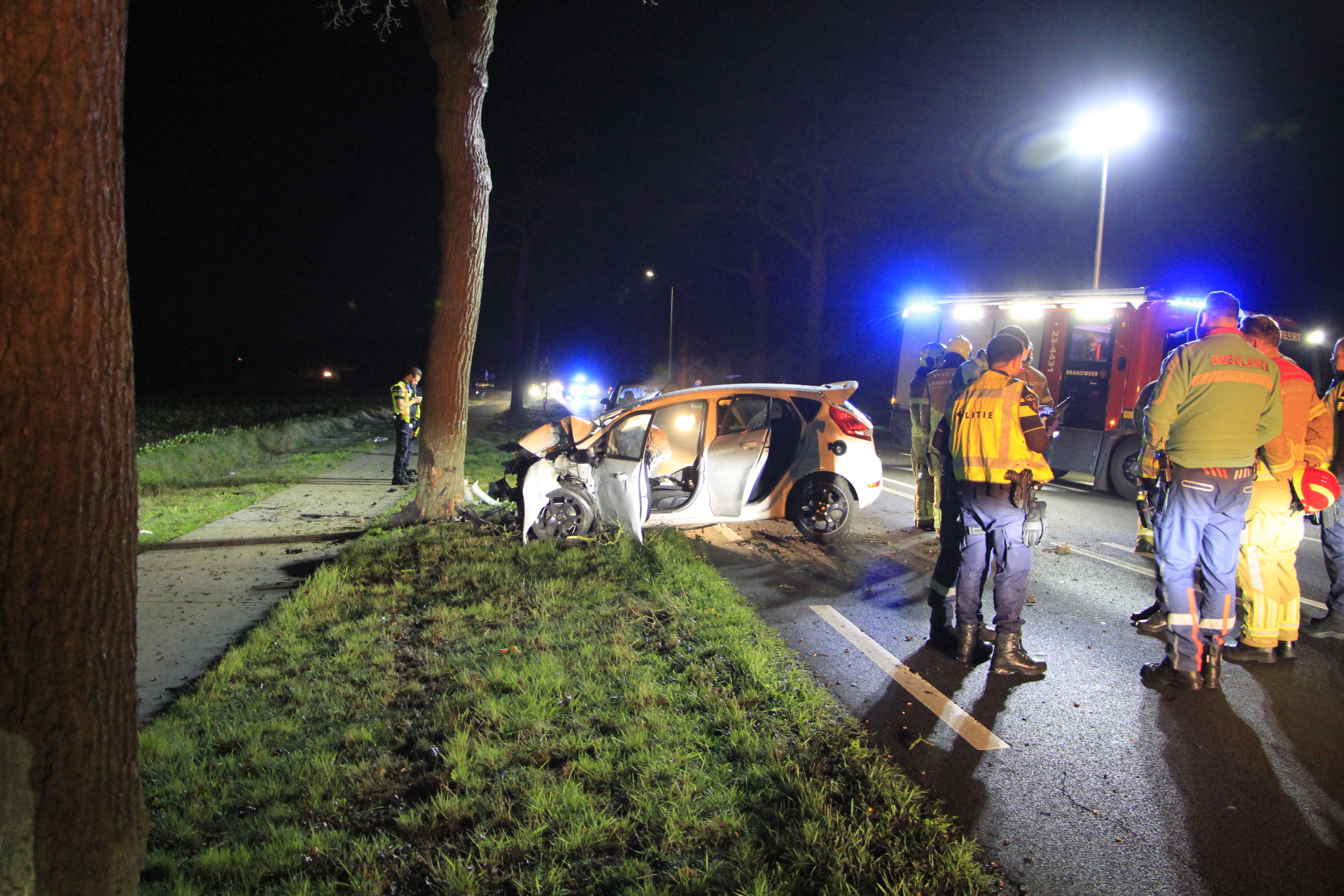Bestuurder zwaargewond na botsing tegen boom; traumahelikopter ...